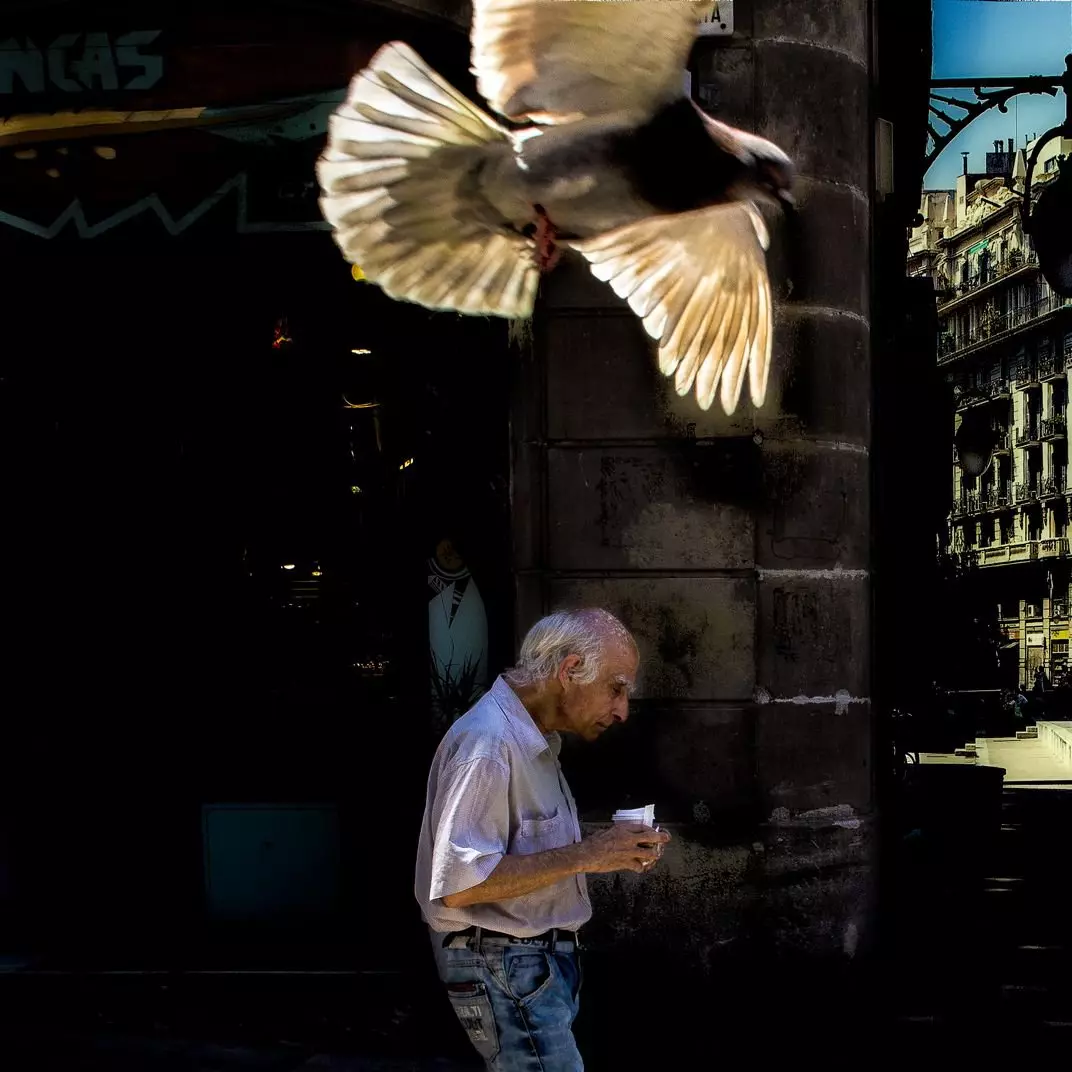Një fotograf kap kontrastet dhe personazhet në rrugët e Barcelonës 44903_7