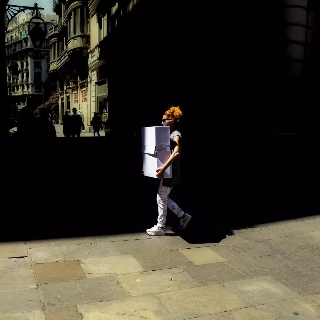 Një fotograf kap kontrastet dhe personazhet në rrugët e Barcelonës