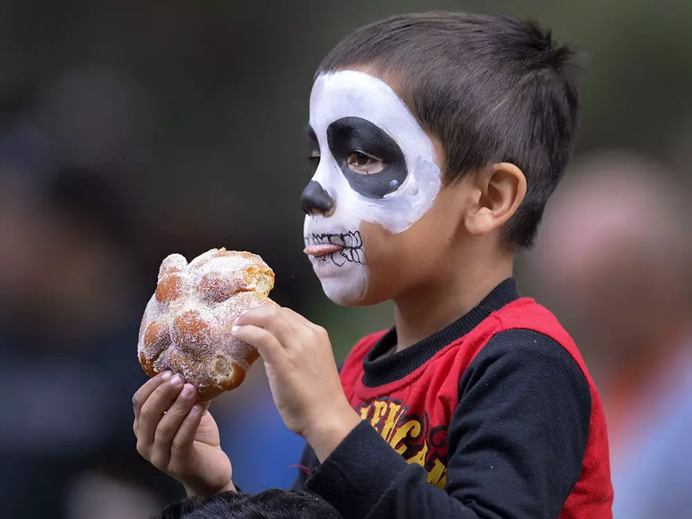 Klinac jede pan de muertos