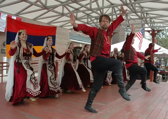 Како ерменскиот танц се адаптирал со текот на времето и местото 45422_4