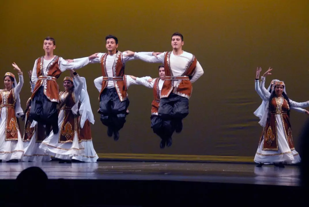 Како ерменскиот танц се адаптирал со текот на времето и местото 45422_5