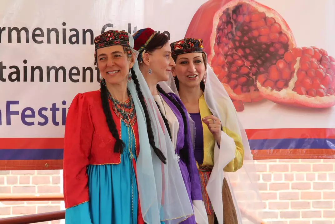 Како ерменскиот танц се адаптирал со текот на времето и местото 45422_7