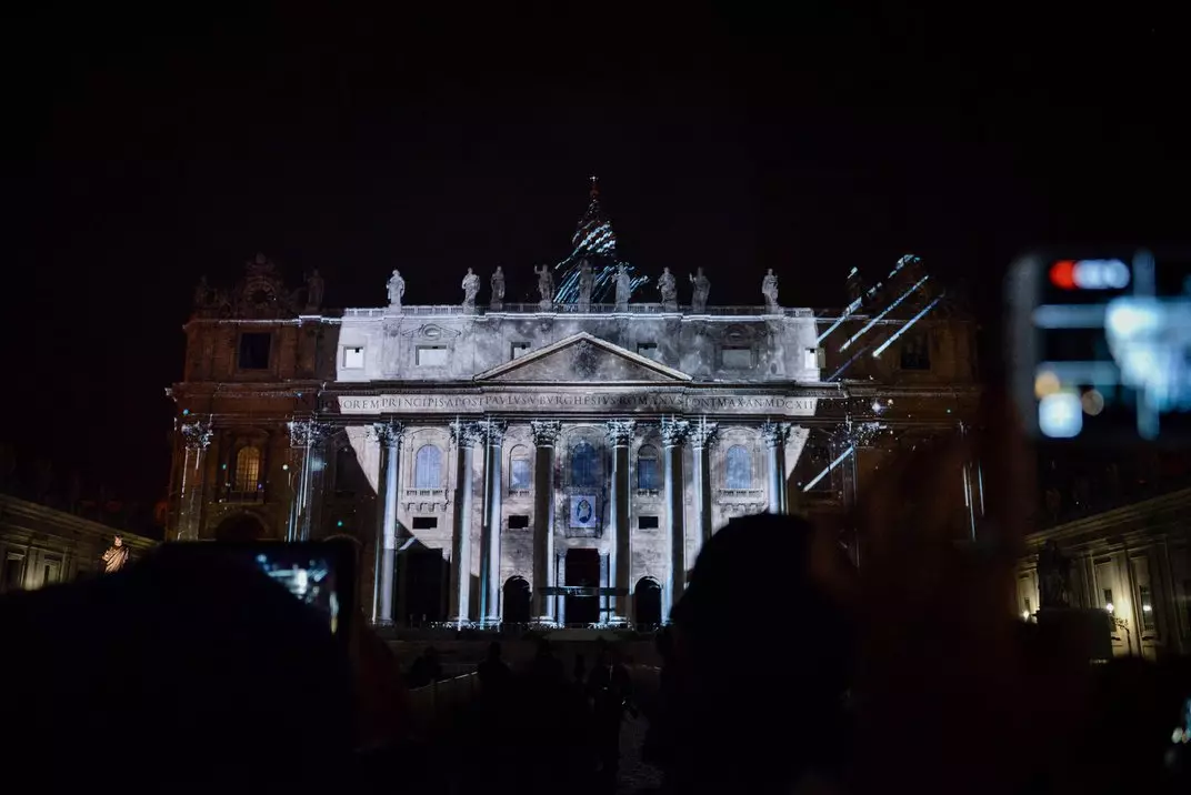 Vedeți Vaticanul luminând cu imagini de avertizare împotriva schimbărilor climatice 45800_1