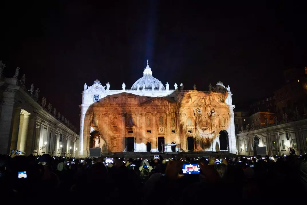 Wo Imọlẹ Vatican Pẹlu Ikilọ Awọn aworan Lodi si Iyipada oju-ọjọ 45800_10