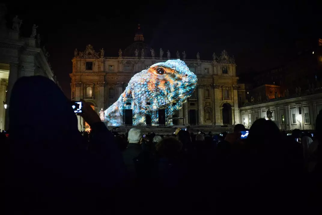 Vedeți Vaticanul luminând cu imagini de avertizare împotriva schimbărilor climatice 45800_11