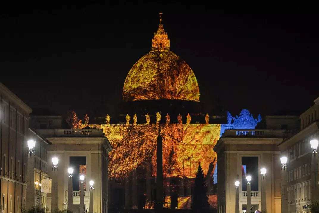 Vedeți Vaticanul luminând cu imagini de avertizare împotriva schimbărilor climatice 45800_13