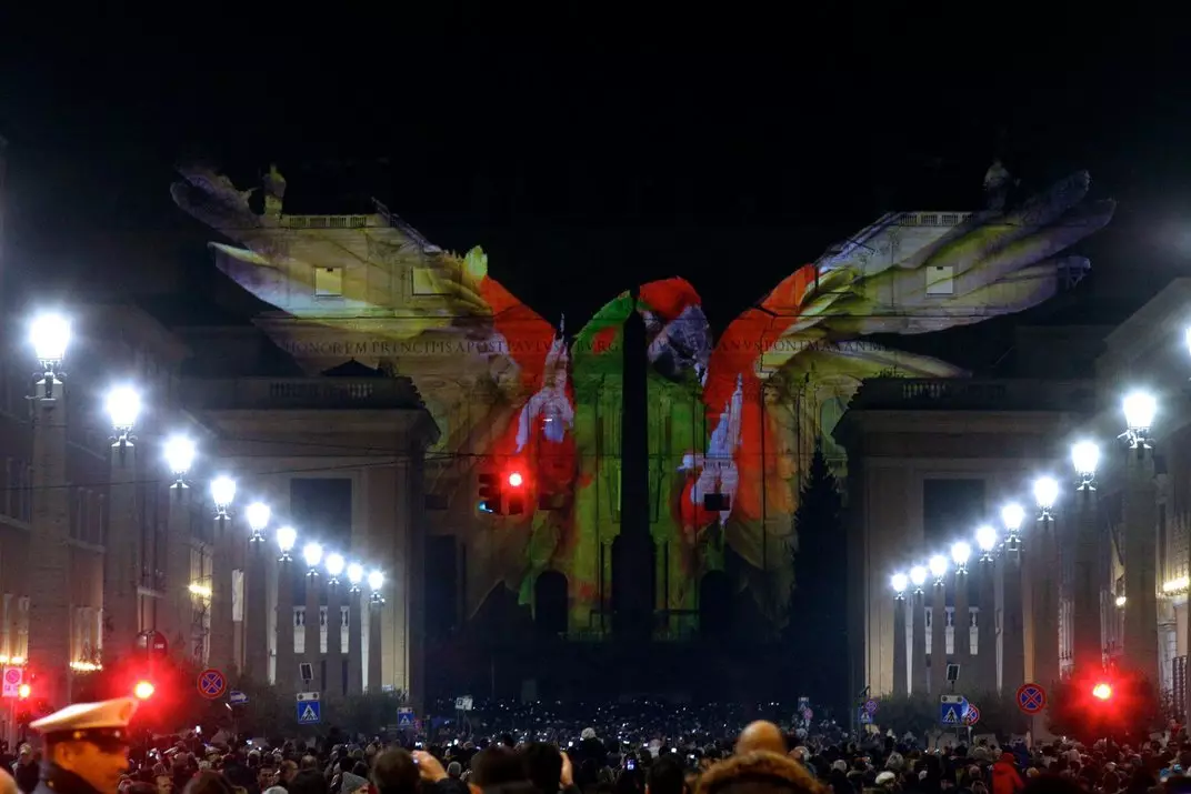 Vedeți Vaticanul luminând cu imagini de avertizare împotriva schimbărilor climatice 45800_2