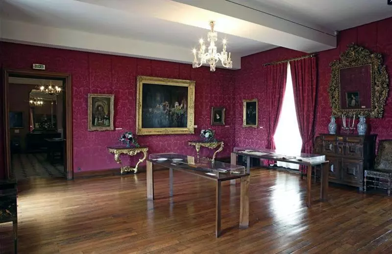 Le Salon Rouge sa Paris Apartment ni Victor Hugo (larawan: E. Emo et St. Piera pinaagi sa Maisons de Victor Hugo)