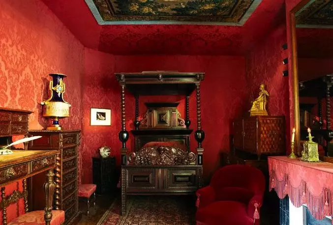 Dormitorio de Víctor Hugo. Su escritorio se puede ver a la izquierda. (imagen: Requillart vía Maisons Victor Hugo)