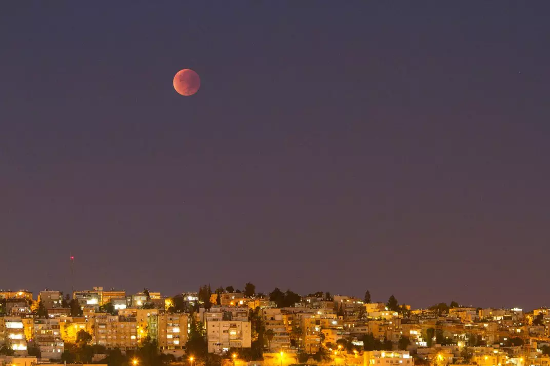 The Photos of the Rare Supermoon/Lunar Eclipse Convergence Do Not Disappoint 45979_1