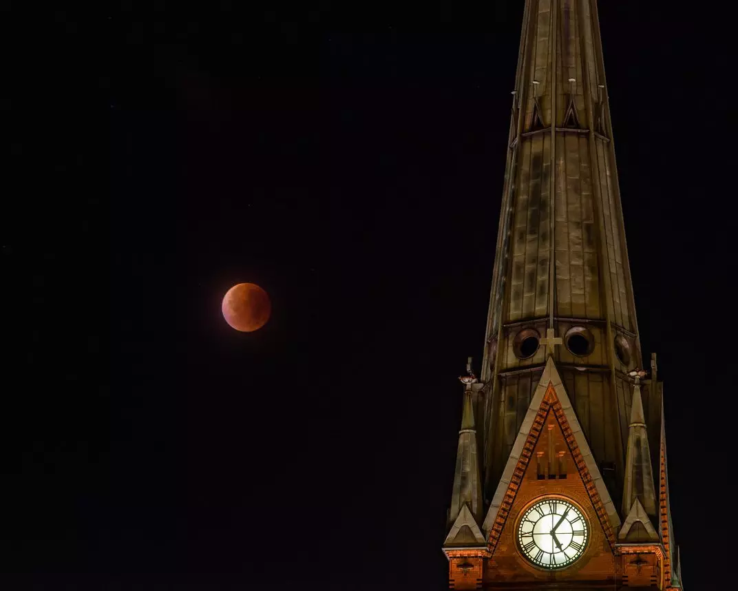 The Photos of the Rare Supermoon/Lunar Eclipse Convergence Do Not Disappoint 45979_10