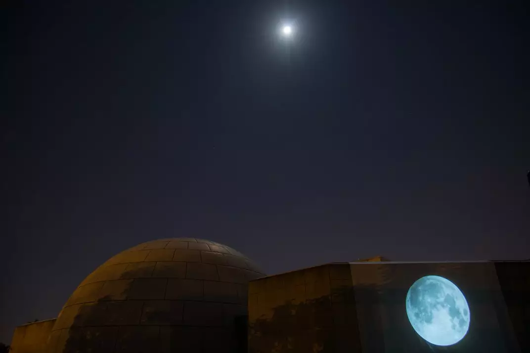 Fotografiile rarei convergențe superlună/eclipsă de Lună nu dezamăgește 45979_13