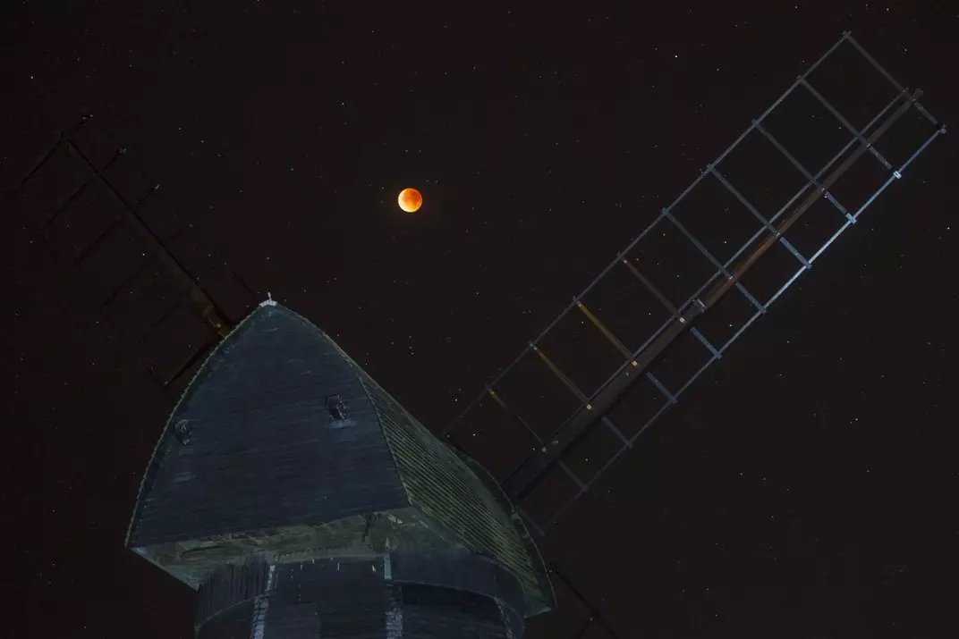 Fotografiile rarei convergențe superlună/eclipsă de Lună nu dezamăgește 45979_2