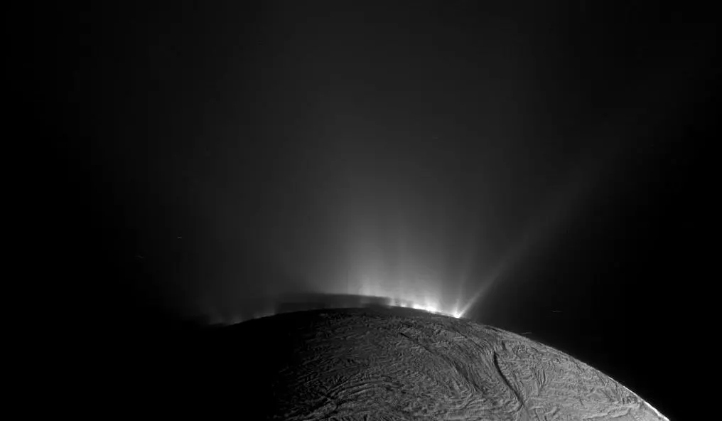 NASA-ს კოსმოსური ხომალდი სატურნის მთვარის ბუმბულებში ყველაზე ღრმა ჩაყვინთვისკენ მიემართება