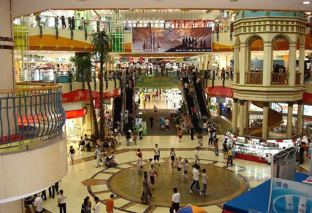 1024px- Dalian_large_Siopping_Mall_2005.jpg