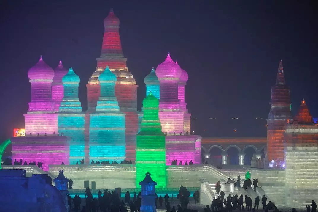 Toată lumea este o sculptură înghețată la Festivalul de gheață și zăpadă din China 46419_14