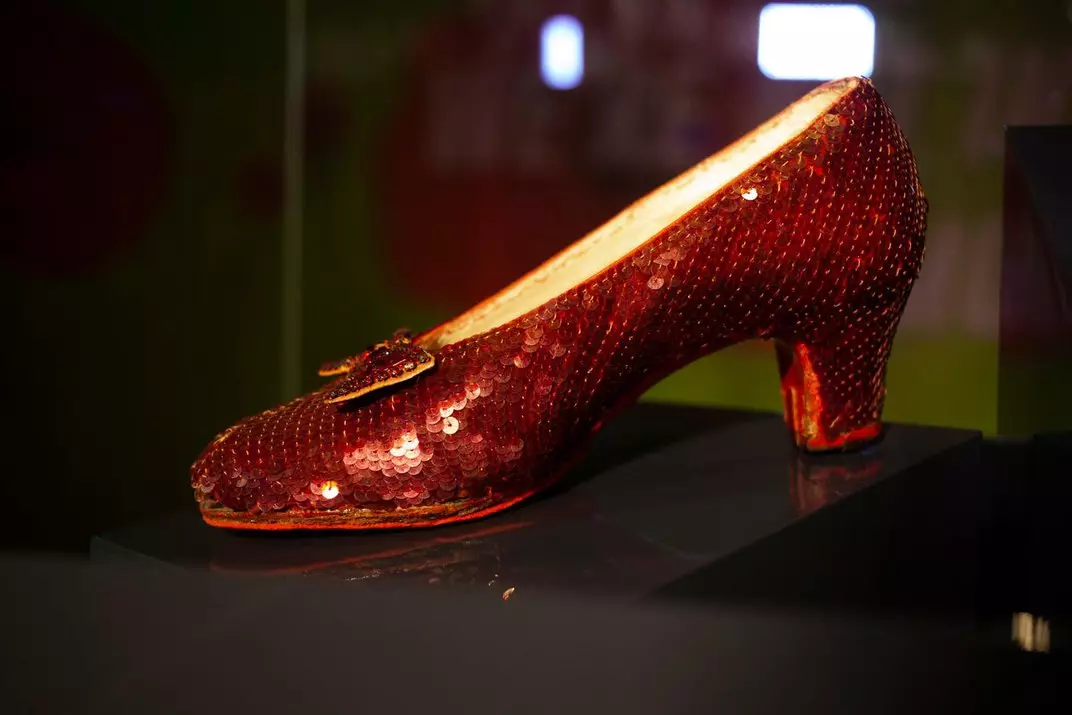 Întoarcerea papucilor emblematici de rubin a lui Dorothy, acum proaspăt conservați pentru veacuri 46656_4