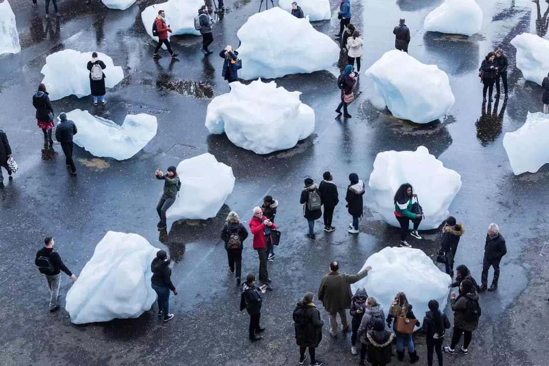 Directamente desde un fiordo de Groenlandia, la instalación de Londres envía un mensaje nefasto sobre el cambio climático