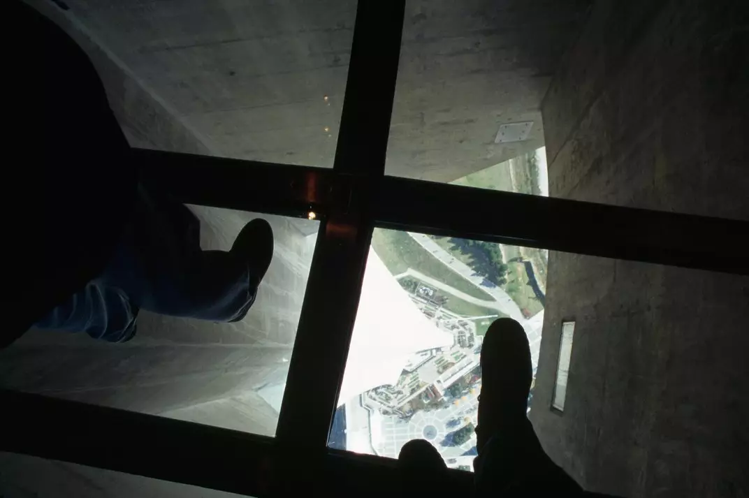 Batyrsaňyz aşak serediň: Dünýäniň iň gorkunç (we owadan) aýna Skywalks-dan 14-si 46819_12