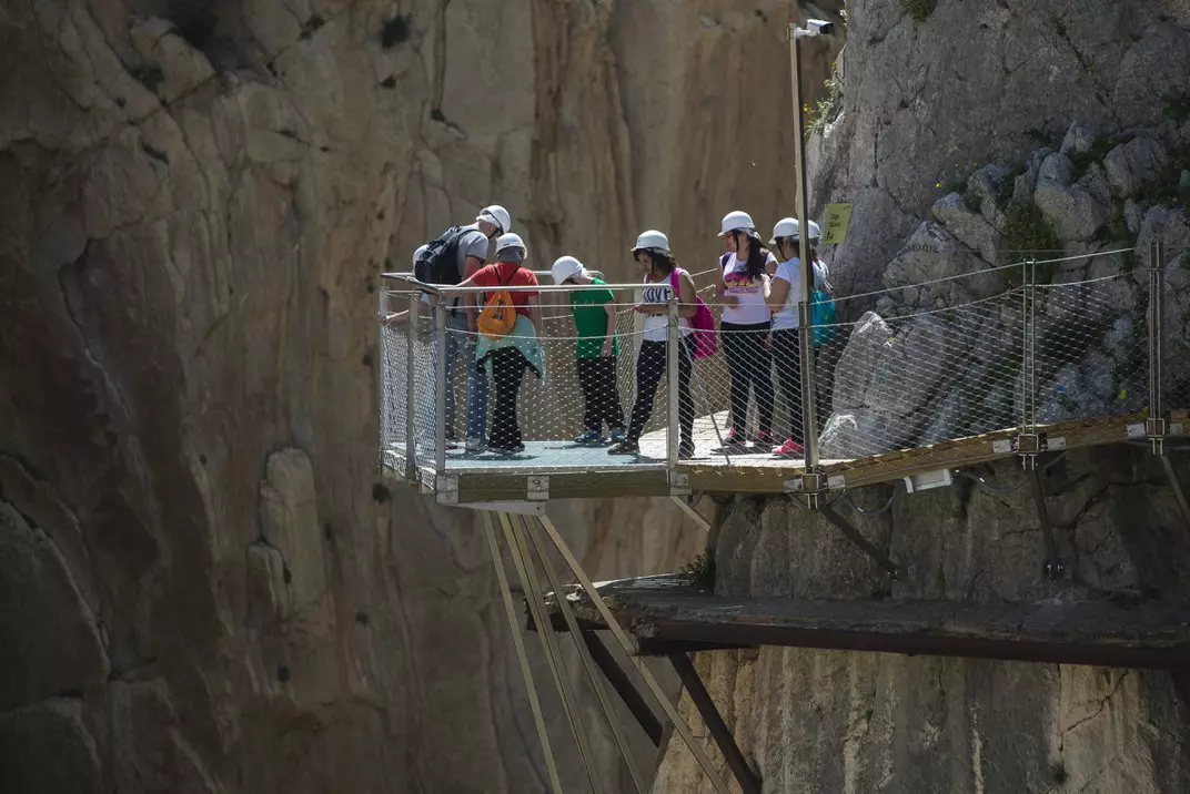 Batyrsaňyz aşak serediň: Dünýäniň iň gorkunç (we owadan) aýna Skywalks-dan 14-si 46819_13