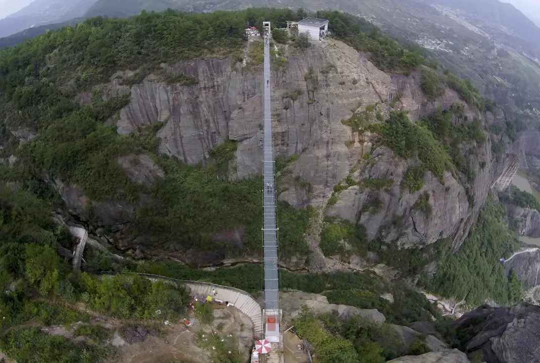 Look Down If You Dare: 14 sa Pinakamapangingilabot (at Magagandang) Glass Skywalk sa Mundo 46819_5