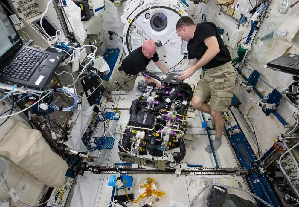 Astronauci na ISS