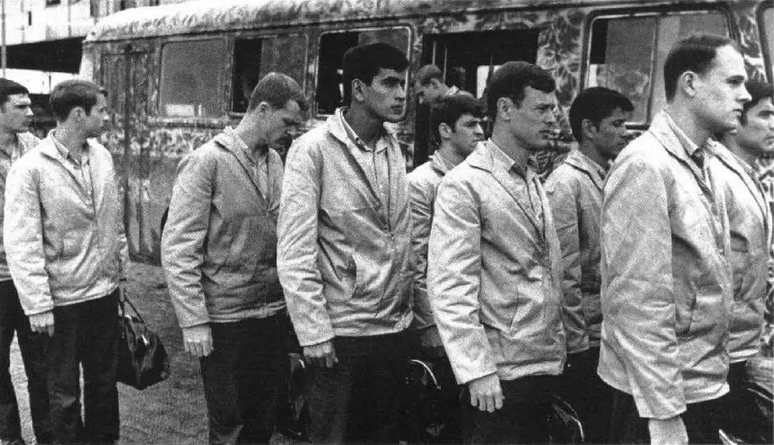Amerikanska krigsfångar i Nordvietnam ställer upp för frigivning den 27 mars 1973