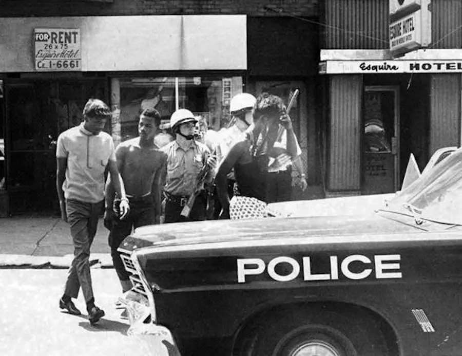 O que aconteceu quando a violência estourou no East Side de Cleveland há 50 anos?