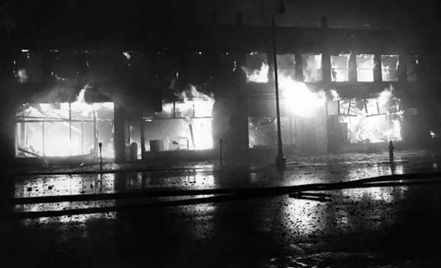 เกิดอะไรขึ้นเมื่อความรุนแรงปะทุขึ้นบนฝั่งตะวันออกของคลีฟแลนด์เมื่อ 50 ปีก่อน?