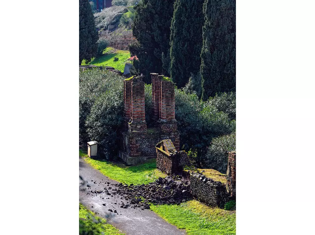 La caduta e l'ascesa e la caduta di Pompei 47380_2