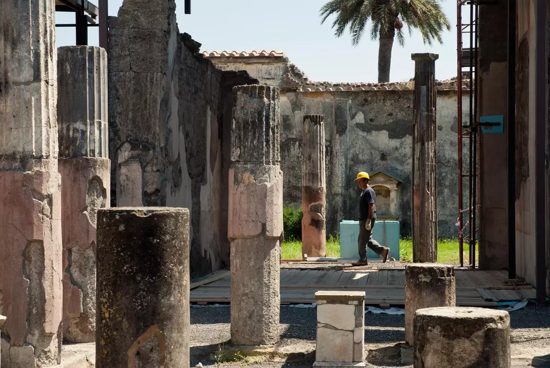 Ragrag sareng Naékna sareng Ragrag Pompeii 47380_3