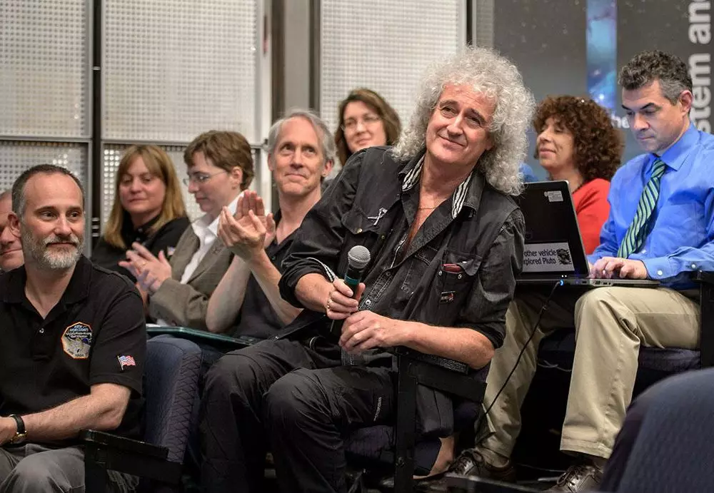 Queen гитарист Брайан Мэй қазір New Horizons ғылыми серіктесі