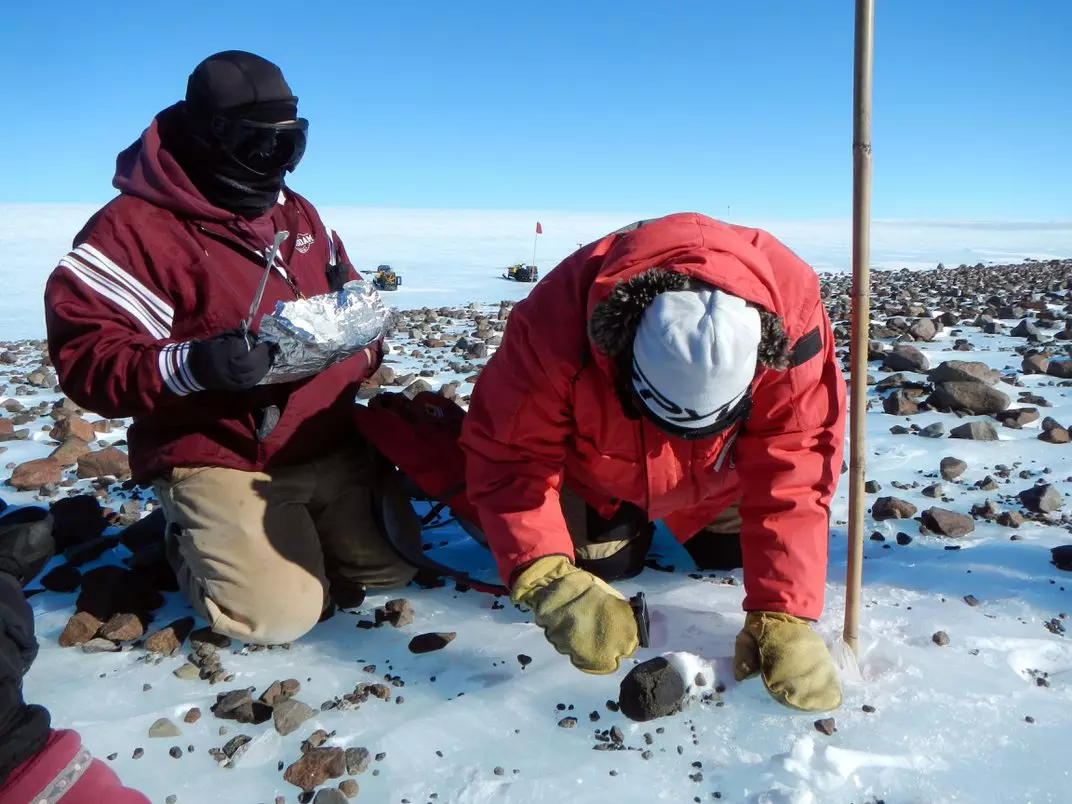 Hapit na Mosulong ang mga Space Rock Hunters sa Antarctica 47882_2