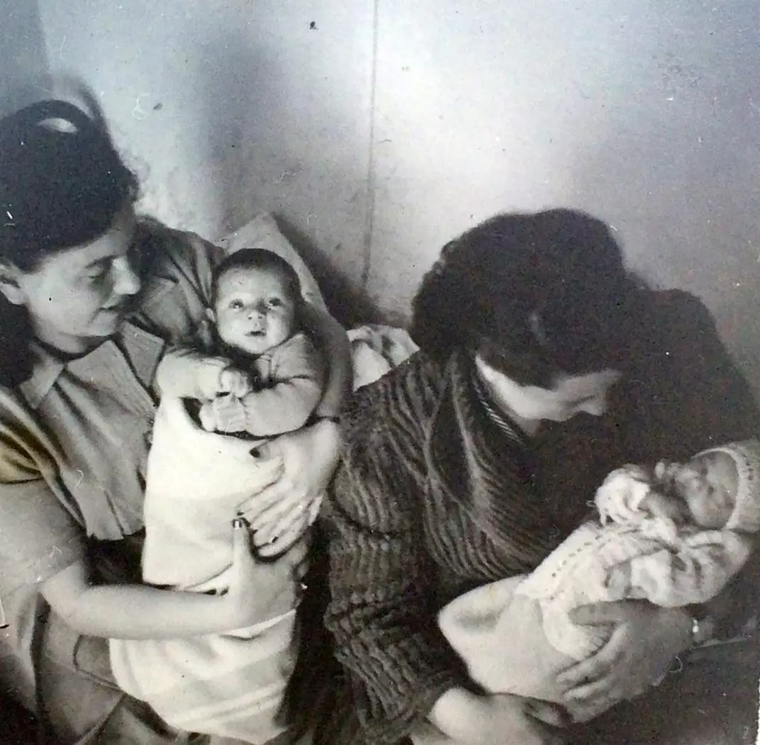 John Glass với mẹ ở bên trái