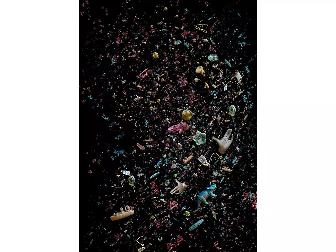 Tento umělec přeměňuje plážové odpadky na ohromující, majestátní snímky 48204_10