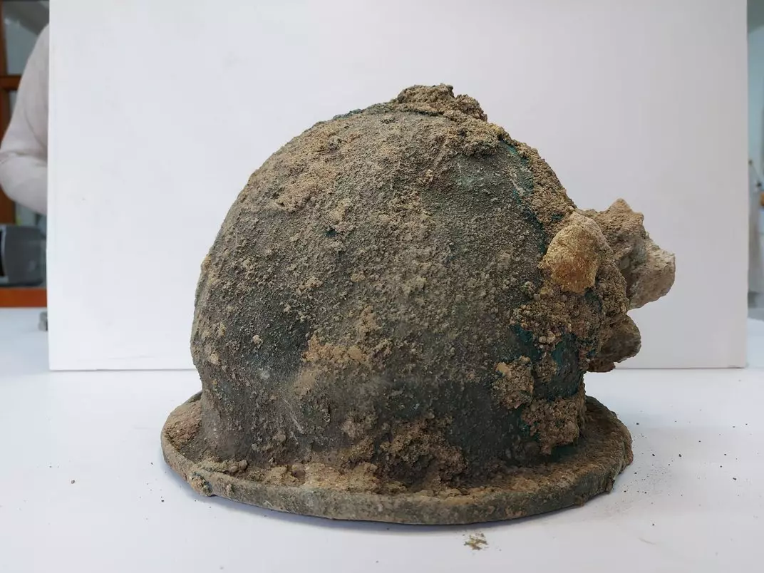 En hjelm dekket av klumpete brunt skitt