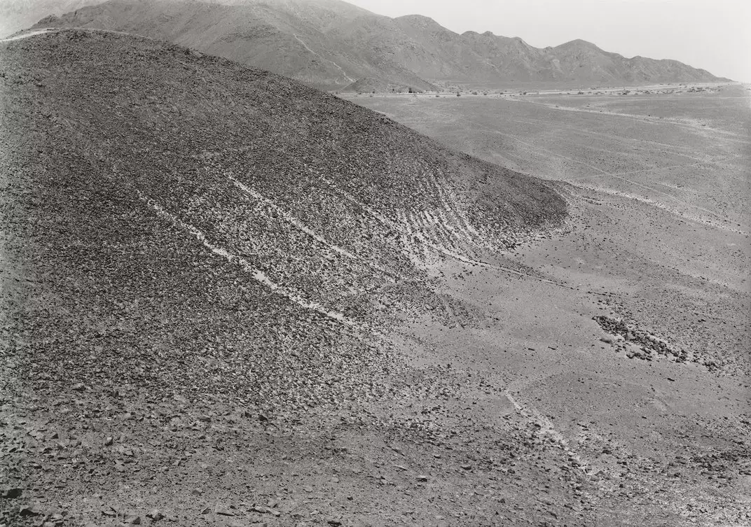 Nakamamanghang Black-and-White na Larawan ng Nazca Lines 48366_1