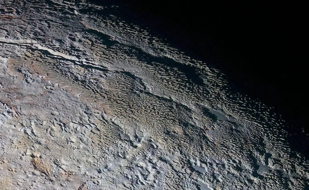 Pluto Flyby වෙතින් ලැබෙන පළමු නිල දත්ත වාමන ග්‍රහලෝකයේ ඉතිහාසය නැවත හැඩගස්වයි 48368_7