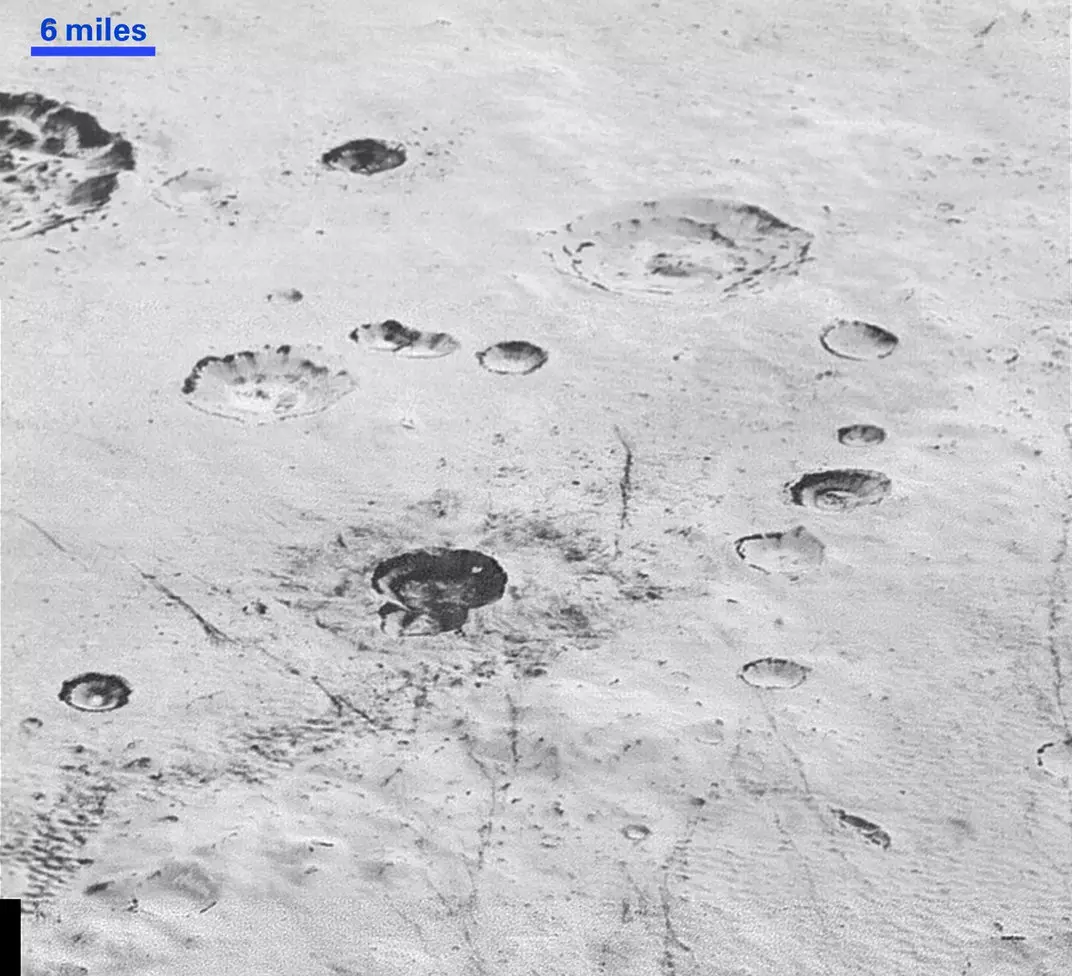 Pluto craters thiab tiaj