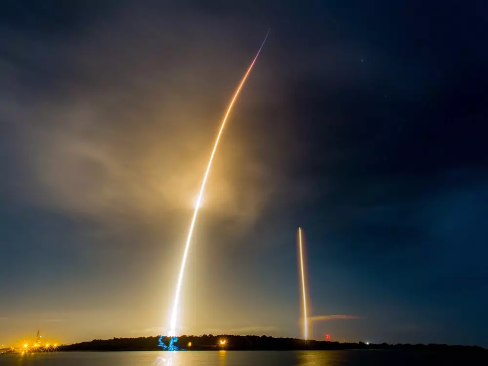 SpaceX-ийн пуужин буух хэсэгт гацсан байна 48402_1