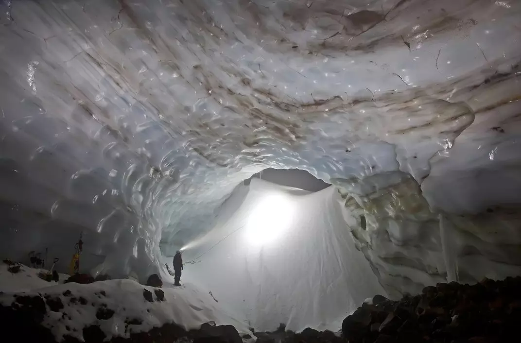 Stebėkite nykstančių ledynų ledo urvų grožį ant Hudo kalno 48469_1