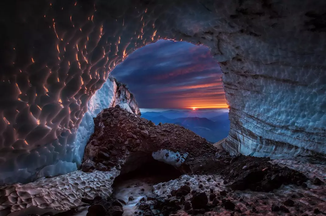 माउन्ट हुडमा हराउँदै गइरहेको ग्लेशियर आइस गुफाहरूको सुन्दरता हेर्नुहोस् 48469_9