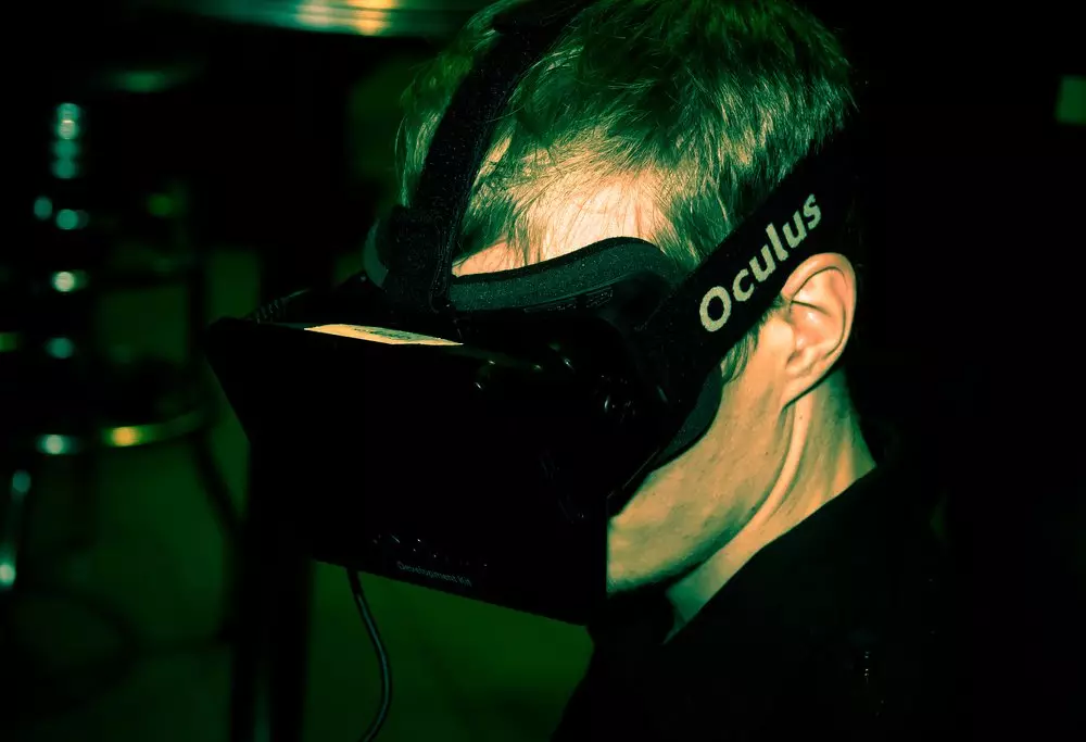 Oculus Rift مەۋھۇم رېئاللىق تىڭشىغۇچ