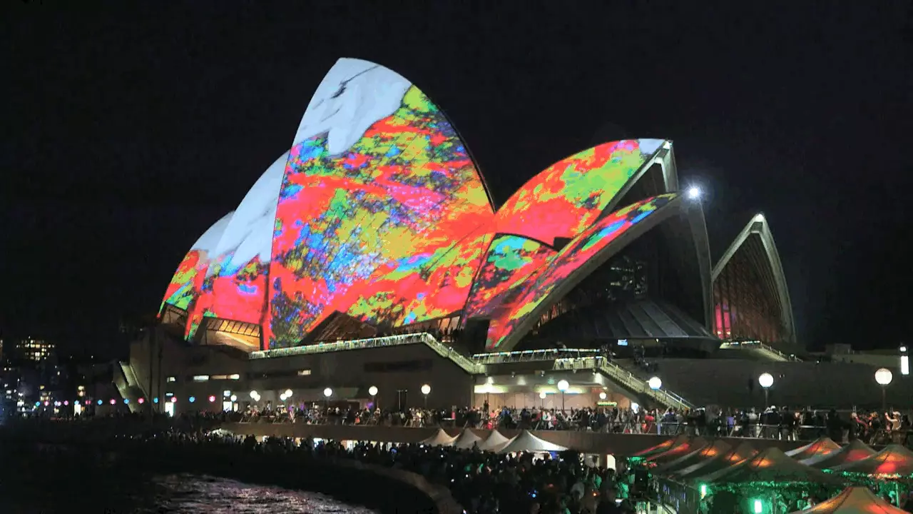 Spectacularul festival de artă Technicolor din Sydney în nouă GIF-uri fascinante