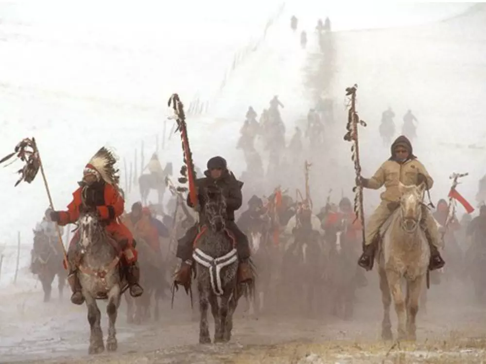 Fotografie zachycuje Centennial Ride to Wounded Knee