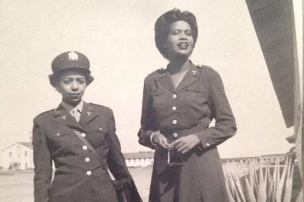 Elinor Powell (rast) bi hemşîreyek hevalê xwe re li POW Camp Florence li Arizona, dora 1944-1945