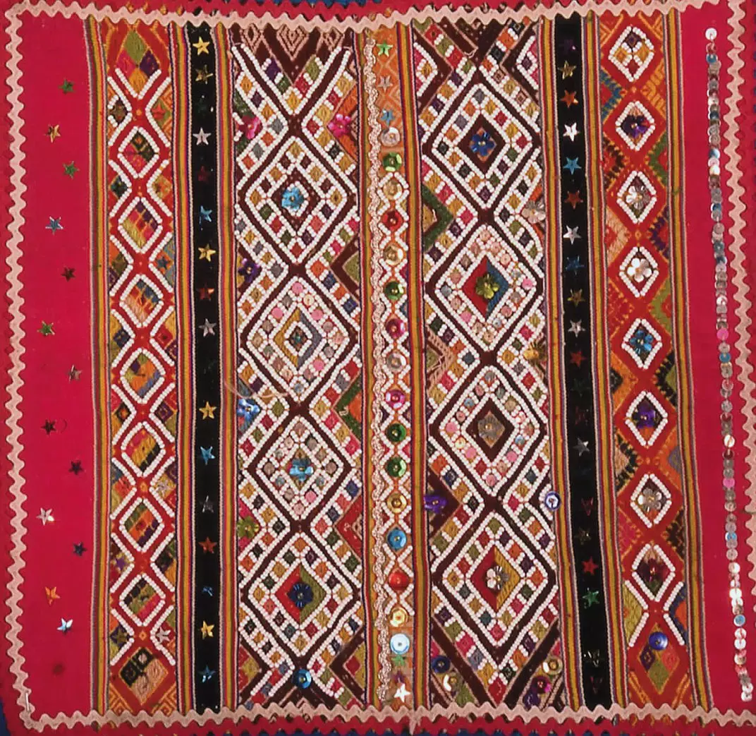 An engem klengen Duerf Héich an de peruaneschen Anden, Liewensgeschichte ginn an Textilien geschriwwen