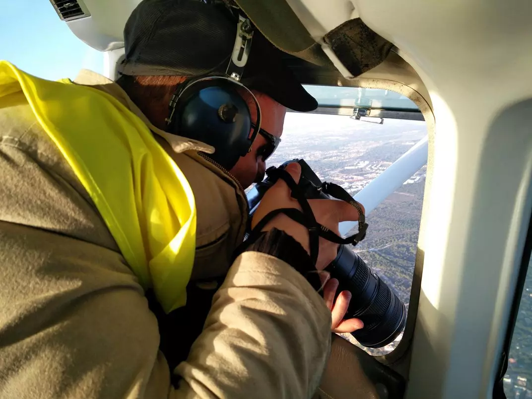 Tento uznávaný huslista, ktorý sa zmenil na leteckého fotografa, od lávových chápadiel po opustené autá, zachytáva náš svet z výšky 2 000 stôp nahor 48921_14