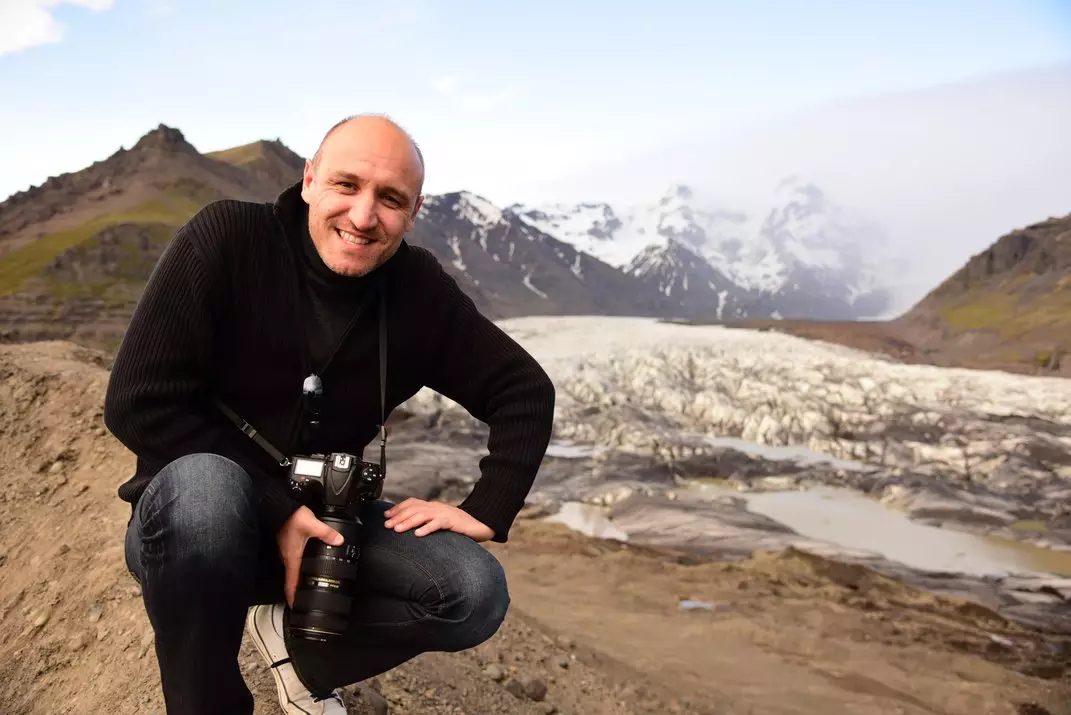 Tento uznávaný huslista, ktorý sa zmenil na leteckého fotografa, od lávových chápadiel po opustené autá, zachytáva náš svet z výšky 2 000 stôp nahor 48921_15