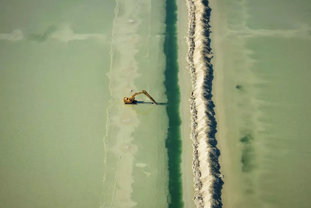 Desde tentáculos de lava ata lotes de coches abandonados, este aclamado violinista convertido en fotógrafo aéreo captura o noso mundo desde 2.000 pés para arriba 48921_5